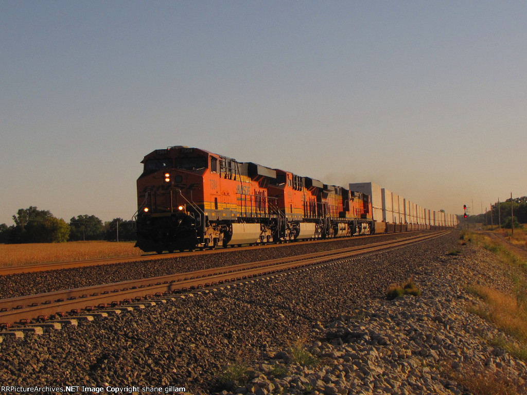 BNSF 7504 leads a eb z train.